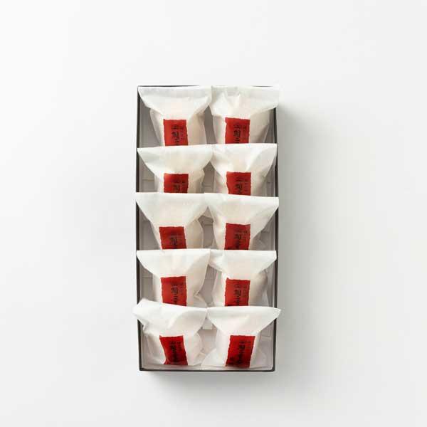 【商品について】看板商品の羽二重餅と甘さ控えめに仕上げたこしあんを詰めた最中です。愛らしいまゆ玉の形は、初代が生業にしていた織物の原料“蚕”にちなんだもの。隙間なくびっしりとあんが詰められた最中を口に入れると、 香ばしい焦がしの最中の皮の香...