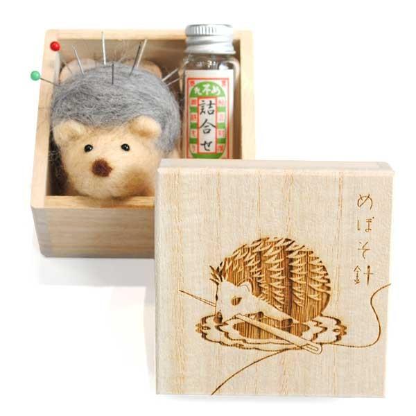 ハリネズミの羊毛針山が入ったお裁縫セット。蓋をあけた時にひょっこりのぞくハリネズミがとても可愛らしく、御針仕事が一段と楽しくなる一品です。※ハリネズミは一つ一つ手作りですので、色や若干顔の違いはございますが、ご了承くださいませ。