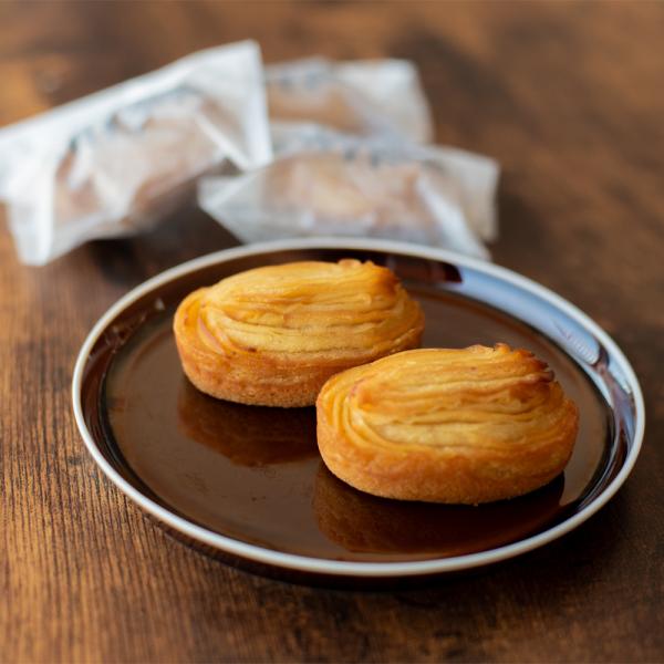 【商品について】加賀伝統野菜・五郎島金時の優しい味わいを練り込んだお芋クリームとフィナンシェ生地のしっとりした食感が融合した至福のスイーツ。最後の仕上げに焼き目をつけることで、焼き芋のような香ばしさを表現しました。加賀五彩の黄土色をイメージ...