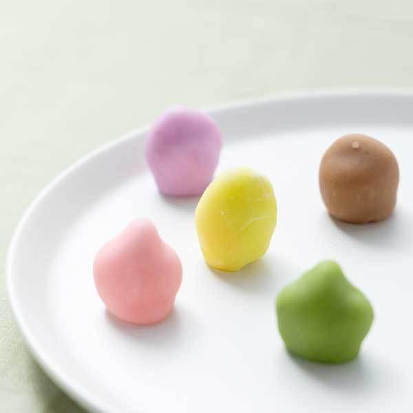 【商品について】当店代表銘菓「千歳くるみ」に色鮮やかな新しい仲間が登場しました。抹茶・柚子・ココア・ブルーベリー・苺の5種のフレーバーと胡桃との風味を是非ご賞味ください。