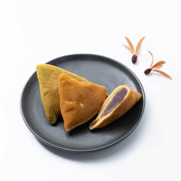 【商品について】もちもちでしっとりとした薄い生地を滑らかな衣に見立てそれぞれに特製餡を包みました。上には金箔をあしらい金沢の雅を表現しました。プレーンは小豆のこし餡、抹茶は粒あん。