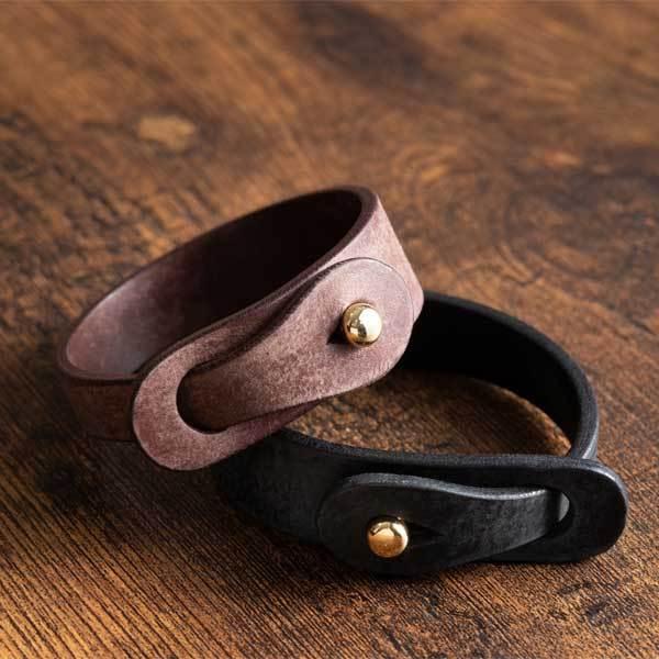 【商品について】上質な素材で一点一点ハンドメイドで製作されているので、使用していくたびに、手に馴染み色艶と共に光沢が増して、エイジング（革の経年変化）が楽しめます。シンプルな定番ブレスレットで、飽きることがないユニセックスなデザインです。大...