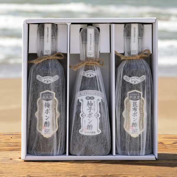 【商品について】ヤマチ醤油特製のポン酢セット。昆布、梅、柚子の三通りの味わいをお楽しみいただけるヤマチ醤油謹製のポン酢セットです。昆布ポン酢、梅ポン酢には能登宝達志水産の丸大豆からつくった天然醸造醤油「海風と時のたから」を使用し、丸大豆醤油...