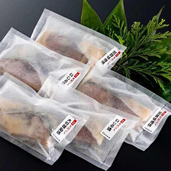 【商品について】近江町市場より、天然ぶりの切り身お届けします。北陸で水揚げされた、天然のぶりを切身にして、加賀味噌・能登のいしる（魚醤）・菊姫の大吟醸粕に一晩漬け込んだ本漬け仕様です。味とコクは魚の王様・ぶりにふさわしい逸品です。ボリューム...