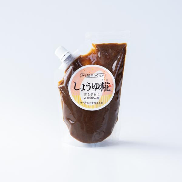 【商品について】みそ屋がつくるしょうゆ糀。しょうゆ原料の大豆本来の旨み成分と糀の発酵力によりワンランク上の美味しさに。しょうゆ代わりにご使用ください。
