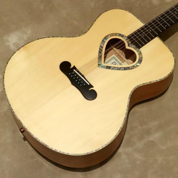 豊かな鳴りと魅力的な低音域を持つジャンボ・ボディー12弦モデルのCAJ-300HS-12は、板材の時に真空状態で熱を加えることで余分な水分やミネラルを取り除いたAAグレードのソリッド・シトカ・スプルースをボディートップに、マホガニーをサイド...