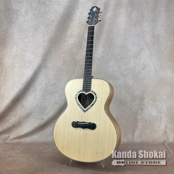 フィンガー・ピッカーにも人気の高い小振りなグランド・オーディトリアム・ボディーのCAG-300HSは、板材の時に真空状態で熱を加えることで余分な水分やミネラルを取り除いたAAグレードのソリッド・シトカ・スプルースをボディートップに、マホガニ...