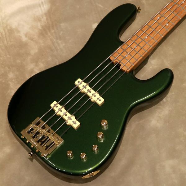 洗練されたアルダー材のボディは、1970年代後半に発売されたCharvel San Dimasベースに採用されていたもので、高音域へのアクセスを容易にする深いカッタウェイを備えています。極薄のボルトオンメイプルCharvelスピードネックは...