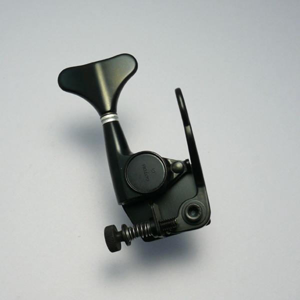 ヒップショットのBASS XTENDER KEYは、ワンタッチでベースのE弦を E♭〜C (LOW)まで定めたチューニングに瞬時にチューニングを落とせるリプレイスメント用のペグです。
