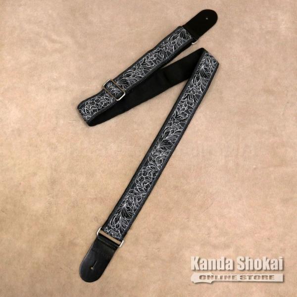 Custom Woven Strapは、ゼマイティス・メタル・フロントの彫金デザインをモティーフとして織り込んだ布製のギター・ストラップです。長さ調節は、シンプルで丈夫な金属アジャスターを使用したスライド式です。ストラップ部分はポリエステル...