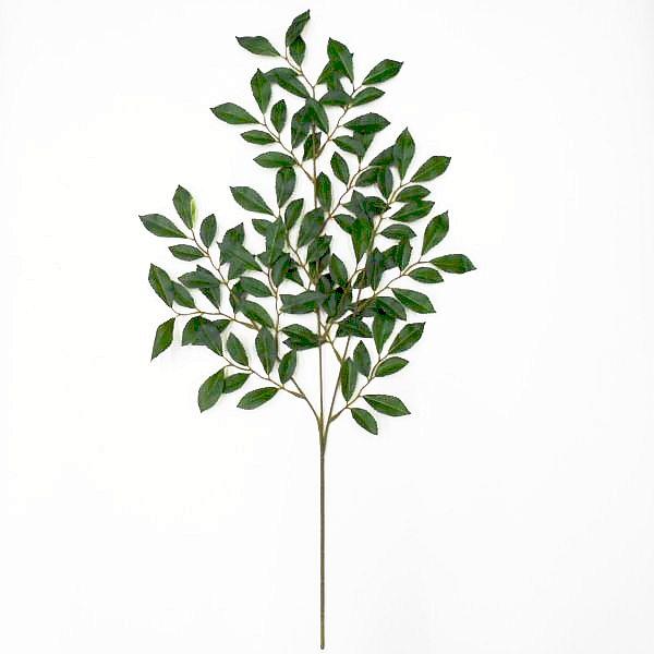 ヒサカキの造花です。数本重ねてボリュームを出して使用されるお客様も多いです。全長：約67cm葉長：約4〜6cm※茎を丸めて梱包する場合がございます。簡単に戻りますのでご了承ください。