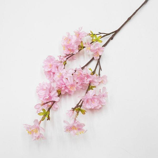 造花の桜としては高級な部類です。花が多めについていて、見栄えが良い商品です。弊社でもディスプレイやフラワーアレンジ多く使う商品です。※枝を丸めて梱包する場合がございます。あらかじめご了承下さい。花径：約3〜4cm長さ：約60cm