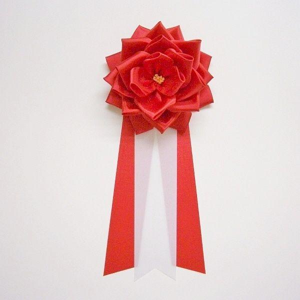 リボンバラ胸章（記章・徽章・胸花）中サイズ。花径9cm。タレ付。イベント、催事、式典、パーティー、会合等で胸に付ける定番の胸章です。背面はプラスチッククリップ。カラー：赤・白・黄・ピンク※在庫、納期等、お問合せ下さい。
