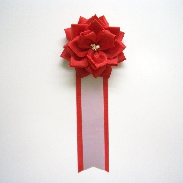 リボンバラ胸章（記章・徽章・胸花）小サイズ。花径7cm。タレ付。イベント、催事、式典、パーティー、会合等で胸に付ける定番の胸章です。背面はプラスチッククリップ。カラー：赤・白・黄・ピンク※在庫、納期等、お問合せ下さい。