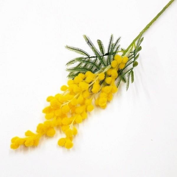 造花のミモザ。春の飾りにいかがでしょうか。花の玉も大き目できれいな丸形。発色も良い黄色です。葉は軟質プラスチック製です。※花が植毛で作られているため、黄色い粉が落ちやすくなっております。※梱包の関係で茎を丸める場合がございます。あらかじめご...