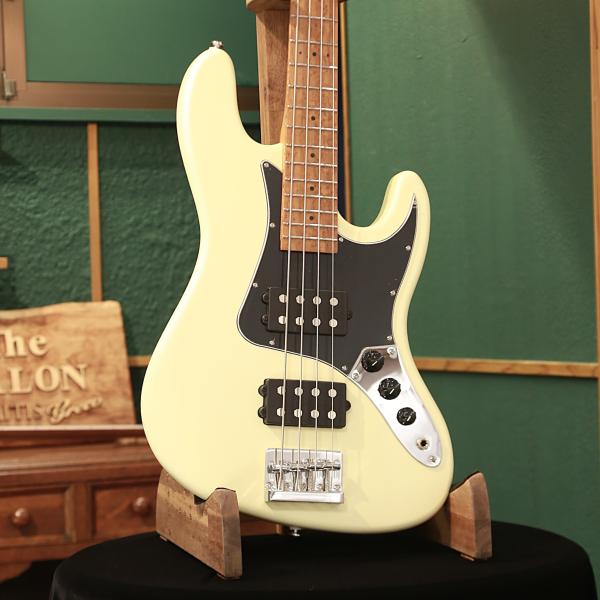 SPEC■Body Material: Alder■Neck Material: Roasted Maple■Neck Joint: Bolt-on■Headstock Shape: Modem 4-lnline Headstock, An...