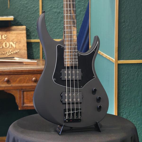 SPEC■Body: Mahogany■Neck: Roasted Maple■Neck Joint: Bolt-on■Headstock Shape: Extreme 2×2 Headstock, Angled With Straight...