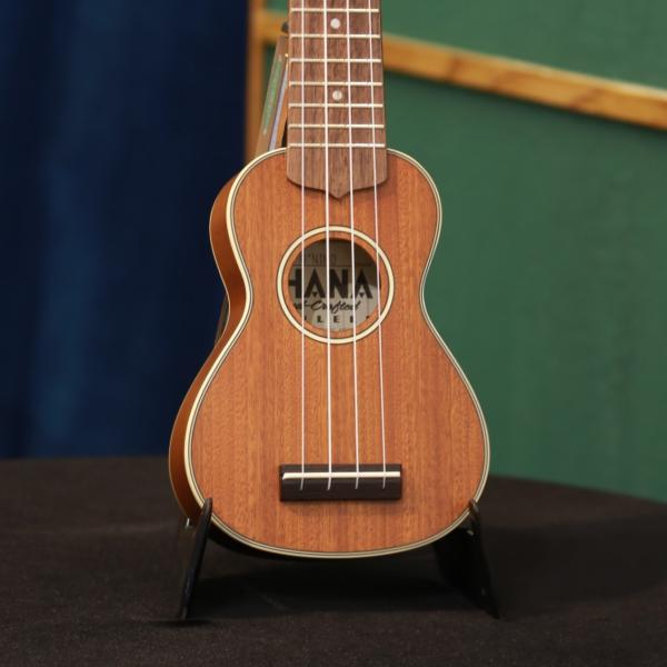 SPEC■Top: Solid Mahogany■Back: Solid Mahogany■Sides: Solid Mahogany■Soundhole: Black/white rosette■Binding: Body Binding...