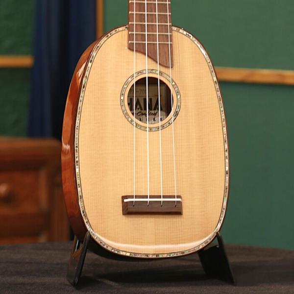 ソリッド・スプルーストップ、ソリッド・マホガニー・バック/サイドのソプラノ・サイズ、パーフリングとロゼッタにアバロンを用いたパイナップル・シェイプのウクレレです。■Top: Solid Spruce■Back: Solid Mahogany...