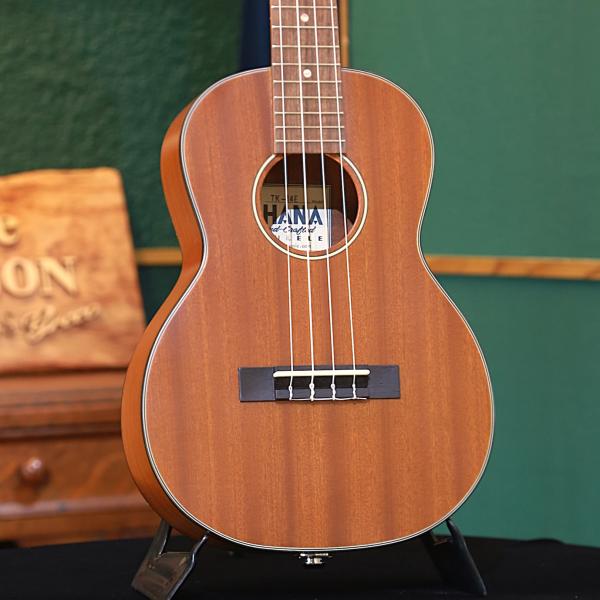 SPEC■Top: Laminate Mahogany■Back: Laminate Mahogany■Sides: Laminate Mahogany■Soundhole: Rosette in Black/ White■Binding:...