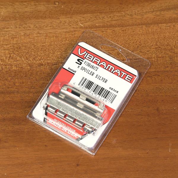 SPEC■スポイラーは、Bigsby Vibrato (ビグスビー・ヴィブラート) テールピース専用のストリング・リテイナーです。※その他のモデルには使用できません。■レフトハンドにも使用できます。■素材は丈夫なハイグレード・ステンレス・ス...