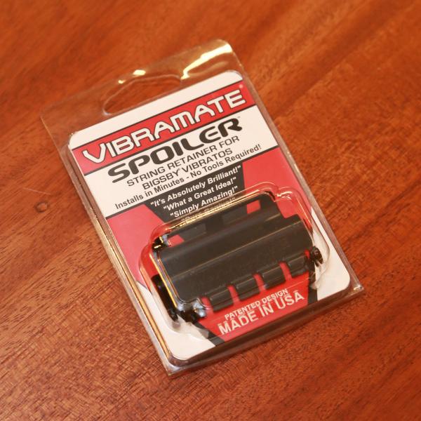 SPEC■スポイラーは、Bigsby Vibrato (ビグスビー・ヴィブラート) テールピース専用のストリング・リテイナーです。※その他のモデルには使用できません。■レフトハンドにも使用できます。■素材は丈夫なハイグレード・ステンレス・ス...