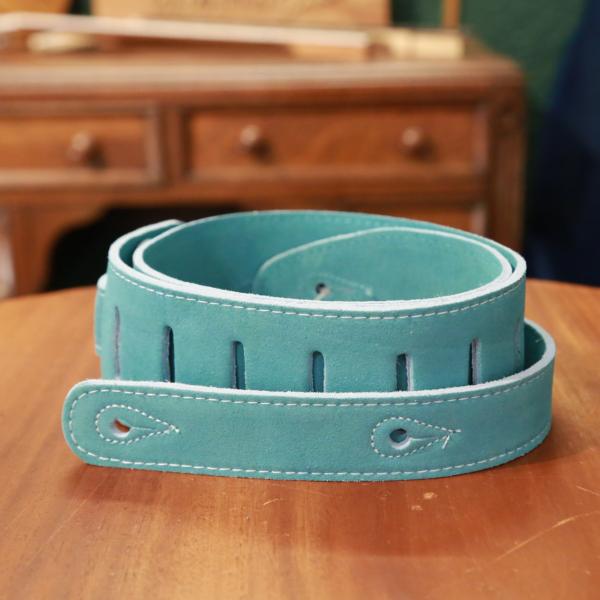 SPEC■長さ: 約1,090〜1,360 (mm)■幅: 約62 (mm)■アジャスター: スロット式(11穴)※この製品は、染色や皮革の使用という特質上、衣服へ色移りする場合があります。