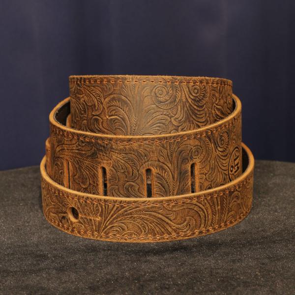 ■カラー: ブラウン■アジャスター: スロット式 (7穴)■長さ: 約1,090mm〜1,420mm■幅: 約71mm■Made in U.S.A.※染色や皮革を使用している特質上、衣服へ色移りする場合があります。※天然皮革を使用している為...