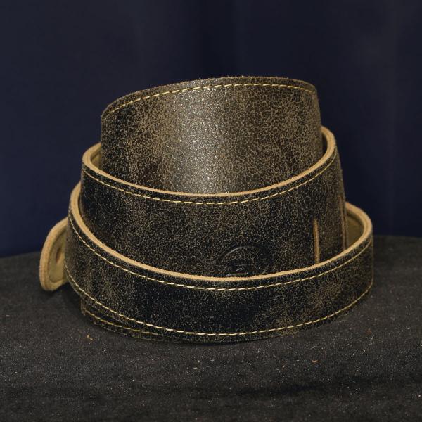 ■カラー: ブラック■アジャスター: スロット式 (7穴)■長さ: 約1,090mm〜1,420mm■幅: 約71mm■Made in U.S.A.※染色や皮革を使用している特質上、衣服へ色移りする場合があります。※天然皮革を使用している為...