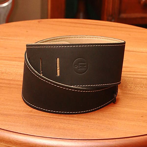 ■カラー: ブラック■アジャスター: スロット式 (7穴)■長さ: 約1,090mm〜1,420mm■幅: 約71mm※染色や皮革を使用している特質上、衣服へ色移りする場合があります※天然皮革を使用している為、ナチュラルマークと呼ばれる血筋...