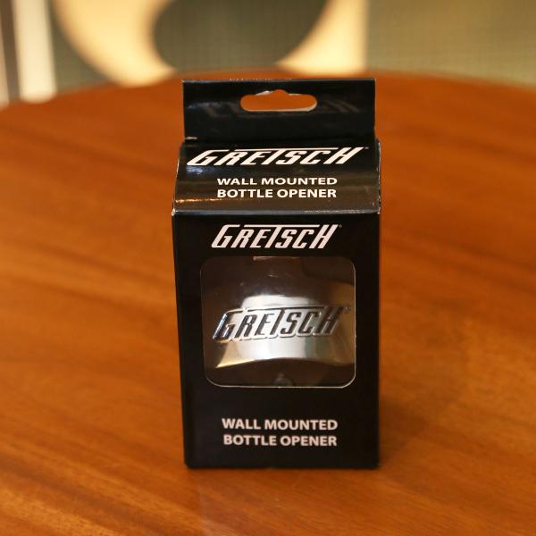 グレッチ・ロゴがエンボスで入った壁に固定するタイプの栓抜きです。固定用のネジが２本付属しています。アメリカン・スタイルのバーのインテリアなどにも使用いただけます。