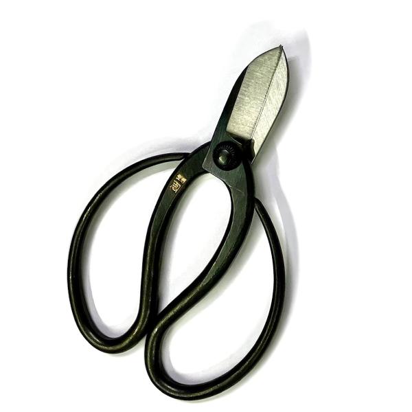 当店特製の手打ち（本鍛造）生け花はさみ(古流鋏)　16.5ｃｍです。刃は、安来鋼白紙を使用して手作りで製作しています。華道をされる方にお薦めします。　手打ち本鍛造の刃は切れ味よく樹木や花の切り口へのダメージも少なくなります。鋭い切れ味は使用...