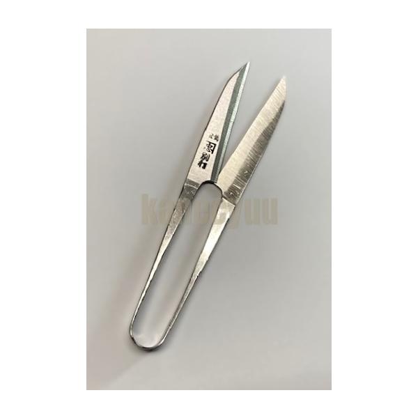 切れ味抜群！本職様用のカネチュウ謹製の【本鍛造】握り鋏（長刃）105mmです。　特別な切れ味を誇るハガネ「安来鋼青紙」を使用した握り鋏（和ハサミ）です。切れ味は勿論のこと、毎日長時間にわたり御使用頂いても疲労の少ないスムーズで軽い腰調子に仕...