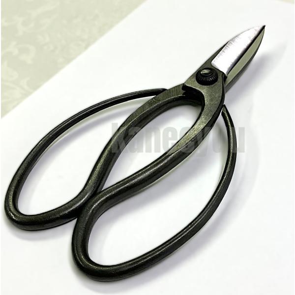 当店特製の手打ち（本鍛造）大久保型植木はさみ　18ｃｍです。刃は、安来鋼白紙を使用して手作りで製作しています。造園・盆栽をされている、すべての方にお薦めします。　手打ち本鍛造の刃は切れ味よく樹木の切り口へのダメージも少なくなります。鋭い切れ...