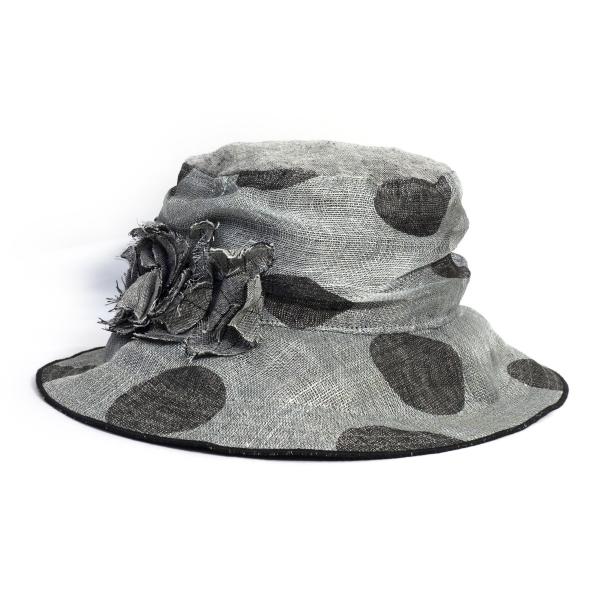 イタリア・フィレンツェのレディス専門ブランドの帽子「ANGIOLO FRASCONI（アンジオーロ・フラスコーニ）」一級品のデザイン性の高さ、ディテールへのこだわり。ツバ布部分に編んだシナマイを敷きつなぎ合わせたキャペリンで、しっかりと造ら...