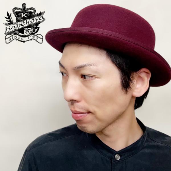 当店では「ショートボーラー」と呼ぶ少しクラウンの低いボーラーハット。しっかりした糊付けで固めの仕上がり。ブリムのカーブもエッジが効いており、クラシックなスタイルです。内側のプリント仕上げのスベリには隠れアジャスターがついており、サイズ調整が...