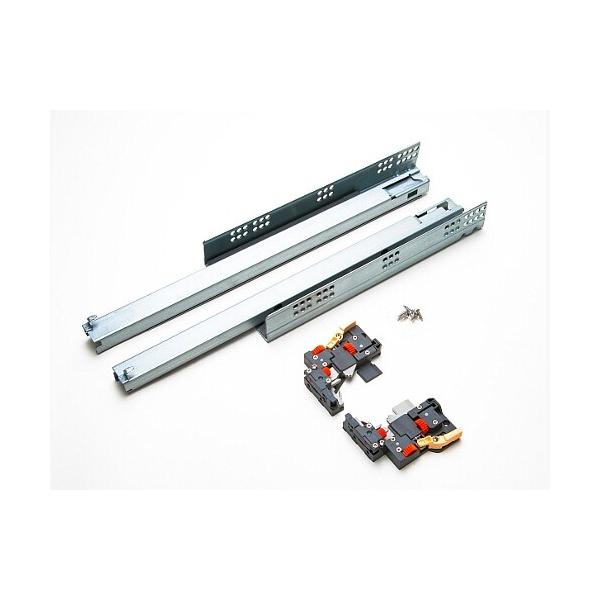 レール長さ：600mm 移動距離：563mm 耐荷重：40kgf/ペア●3段引のスライドレールです。●スライドレールが外側から見えないため、キャビネットなどのデザイン性を損ないません。●セルフ＆ソフトクロージング機構は、閉じる約30mm手前...