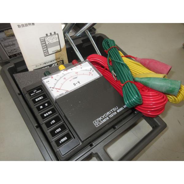 共立電気計器（KYORITSU）のアーステスター（接地抵抗計）、MODEL 4102です。専用のケース、取扱説明書、および測定用リード線が付属しています。ほぼ新品で状態も悪くないのですが試験が出来ない為、ジャンクで出品します。【ブランド】共...