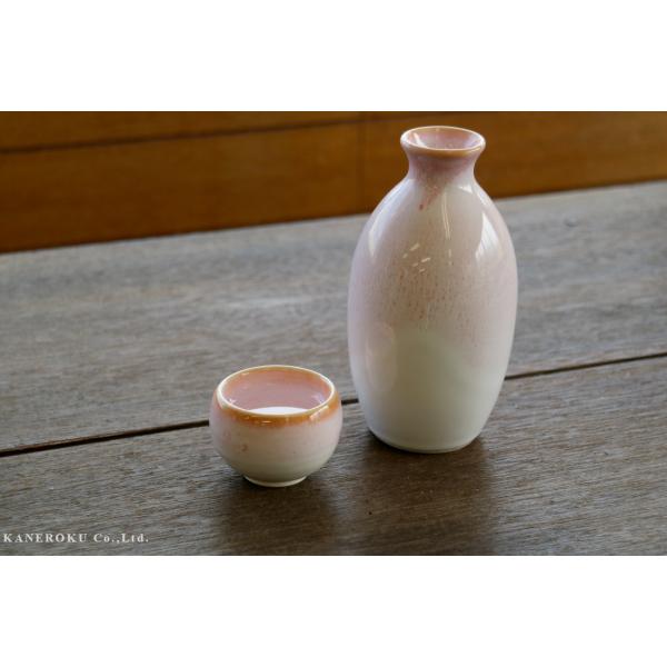 「品番」919323「品名」桜流2合徳利「サイズ」　7.5×14（cm）　※商品ごとに多少サイズ誤差あります「重さ」　約190ｇ　※商品ごとで多少誤差あります。「容量」　約300ｃｃ「生産地」　日本製　美濃焼「カラー」　ピンク系　※お使いの...