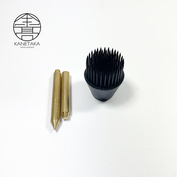 サイズ　直径(ゴムマット込み)：31mm　剣山の高さ：43mm　針の長さ：17mm　重さ：150g当店の剣山は、折れにくいという特徴があります。オリジナル剣山の特徴は、鉛部分の底の方が小さくなりラッパ型の立華用花器にピッタリ収まります。 華...