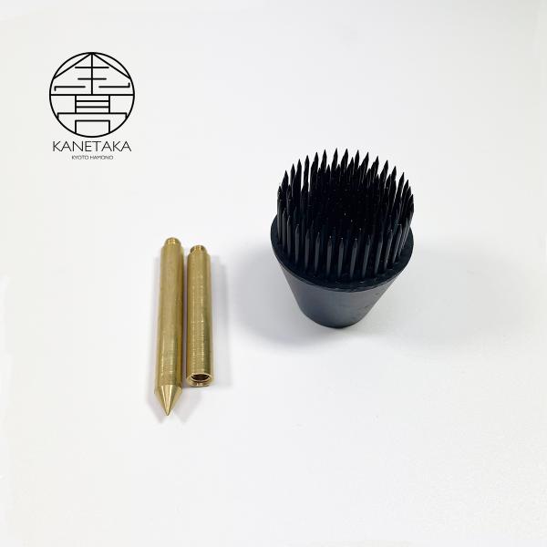 サイズ　直径(ゴムマット込み)：42mm　剣山の高さ：47mm　針の長さ：17mm　重さ：300g当店の剣山は、折れにくいという特徴があります。 オリジナル剣山の特徴は、鉛部分の底の方が小さくなりラッパ型の立華用花器にピッタリ収まります。 ...