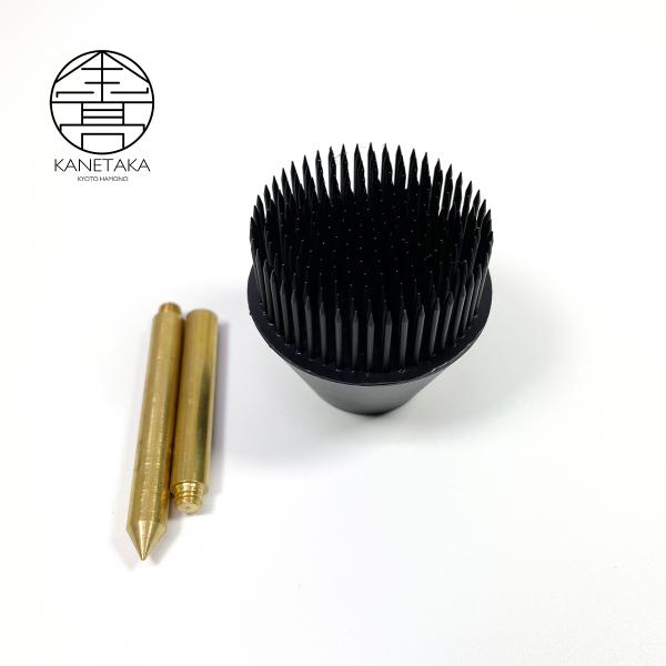 サイズ　直径(ゴムマット込み)：47mm　剣山の高さ：48mm　針の長さ：17mm　重さ：370g当店の剣山は、折れにくいという特徴があります。オリジナル剣山の特徴は、鉛部分の底の方が小さくなりラッパ型の立華用花器にピッタリ収まります。 華...