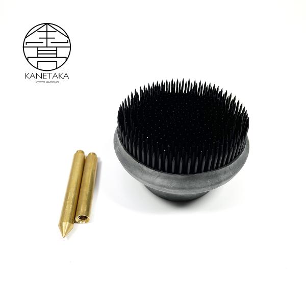 サイズ　直径(ゴムマット込み)：80mm　剣山の高さ：50mm　針の長さ：17mm　重さ：1000g当店の剣山は、折れにくいという特徴があります。オリジナル剣山の特徴は、鉛部分の底の方の直径が小さくなりラッパ型の立華用花器にピッタリ収まりま...