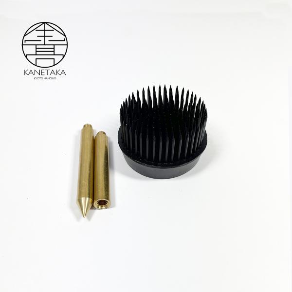 サイズ　直径(ゴムマット無し)：49mm　剣山の高さ：30mm　針の長さ：17mm　重さ：250g 　足一本の長さ：60mm当店の剣山は、折れにくいという特徴があります。緑の黒いゴム製マットは取り外しができ洗えます。 立華用の花器に使われる...