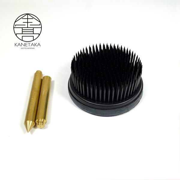 サイズ　直径(ゴムマット込み)：67mm　直径(ゴムマット無し)：64mm　剣山の高さ(ゴムマット込み)：28mm　針の長さ：17mm　重さ：370g　足一本の長さ：60mm当店の剣山は、折れにくいという特徴があります。緑の黒いゴム製マット...