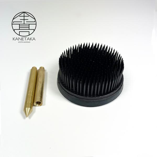 サイズ　直径(ゴムマット込み)：71mm　直径(ゴムマット無し)：68mm　剣山の高さ(ゴムマット込み)：28mm　針の長さ：17mm　重さ：420g　足一本の長さ：60mm 当店の剣山は、折れにくいという特徴があります。緑の黒いゴム製マッ...