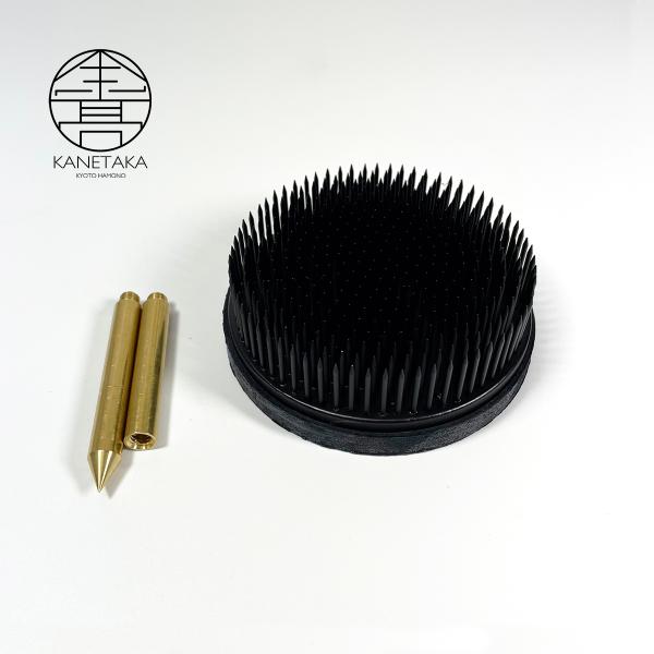 サイズ　直径(ゴムマット込み)：87mm　直径(ゴムマット無し)：84mm　剣山の高さ(ゴムマット込み)：30mm　針の長さ：17mm　重さ：670g　足一本の長さ：60mm当店の剣山は、折れにくいという特徴があります。緑の黒いゴム製マット...