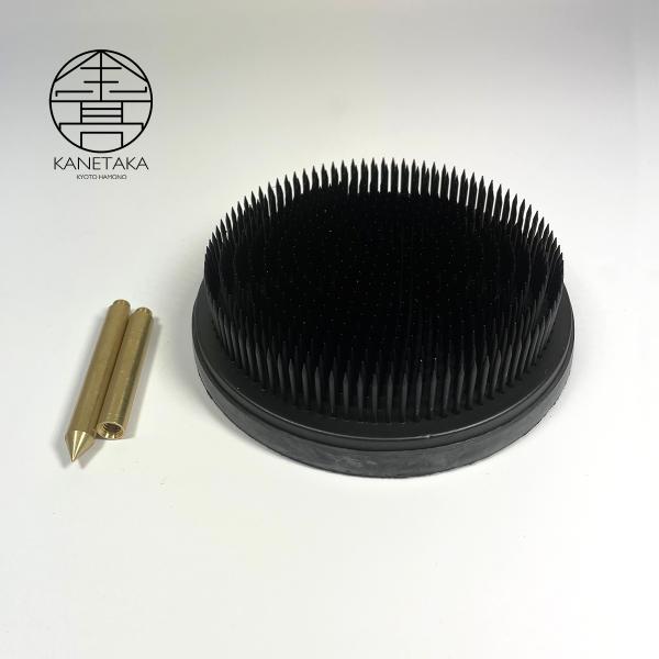 サイズ　直径(ゴムマット込み)：120mm　直径(ゴムマット無し)：117mm　剣山の高さ(ゴムマット込み)：31mm　針の長さ：17.5mm　重さ：1200g　足一本の長さ：60mm当店の剣山は、折れにくいという特徴があります。緑の黒いゴ...