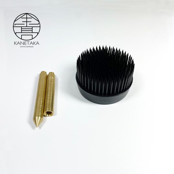 サイズ　直径(ゴムマット無し)：53mm　剣山の高さ：30mm　針の長さ：16.5mm　重さ：320g　足一本の長さ：60mm  当店の剣山は、折れにくいという特徴があります。 生け口の小さな立華用の花器に使われる剣山の極細目・黒色・足付・...