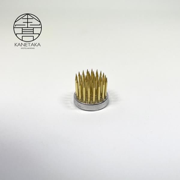 サイズ直径(底ゴムマット無し)：23mm剣山の高さ：18mm針の長さ：13mm重さ：20g  当店の剣山は針が折れにくいという特徴があります。 小さな花器に使われる剣山の23mm丸 華道家元池坊御用達の刃物店・金高刃物老舗がプロデュースした...